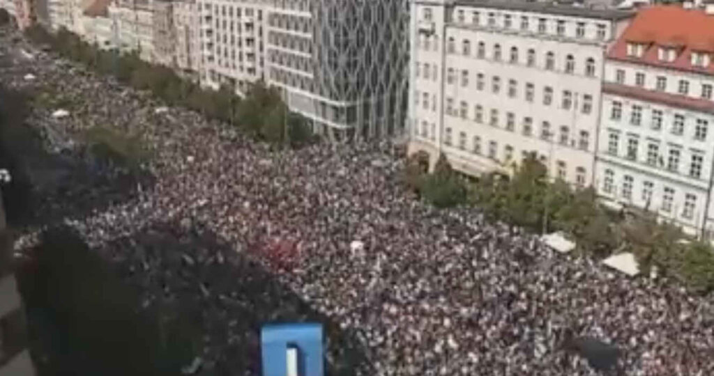 Watch: Massive anti-government protest chokes Prague city centre ...