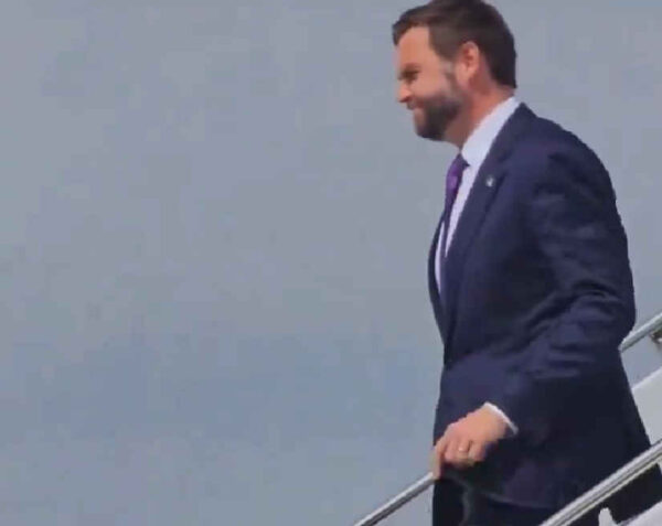 JD Vance jet makes emergency landing - Daily Telegraph NZ