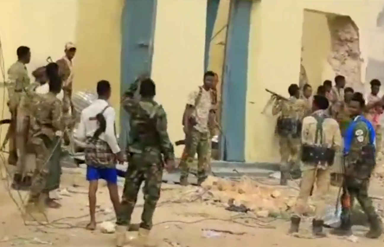 Terrorists stage deadly attack on hotel in Somalia (Video) - Daily ...