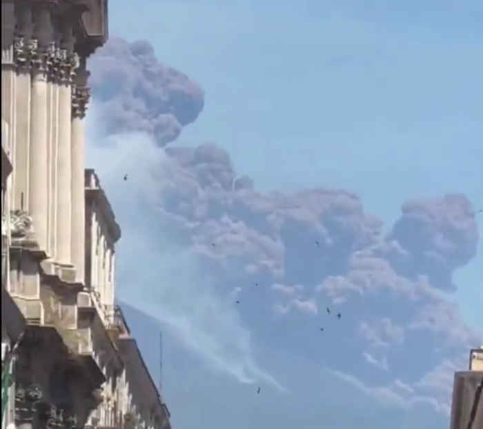 Volcano eruption causes panic in Italy (Video) - Daily Telegraph NZ